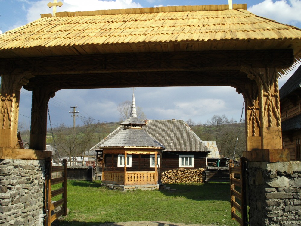 Porti Maramuresene sculptate manual in lemn - TeoBarsan.ro